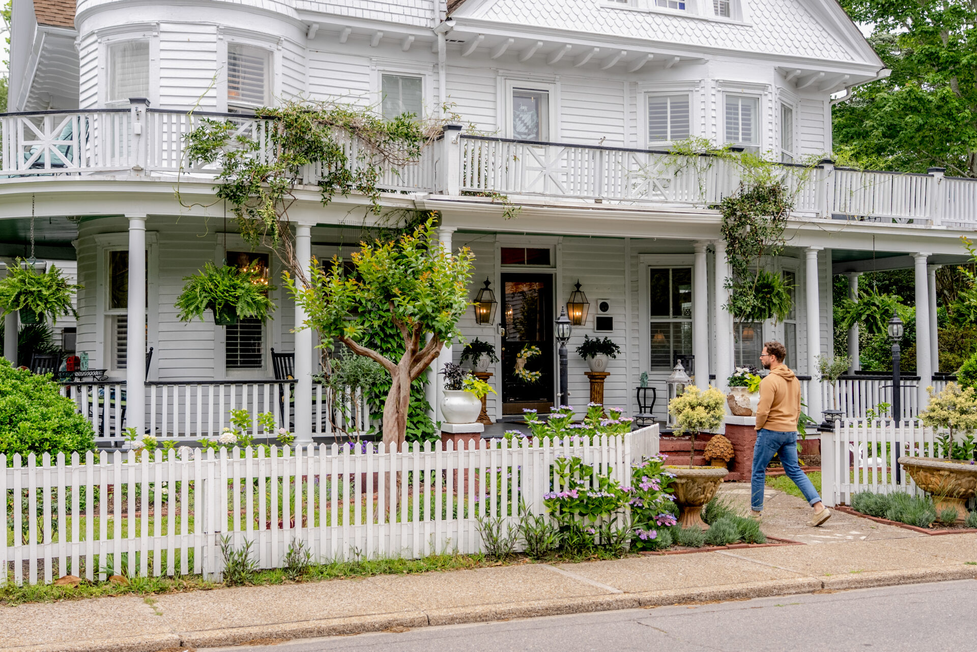 Experience Coastal Charm At White Doe Inn In Manteo, NC