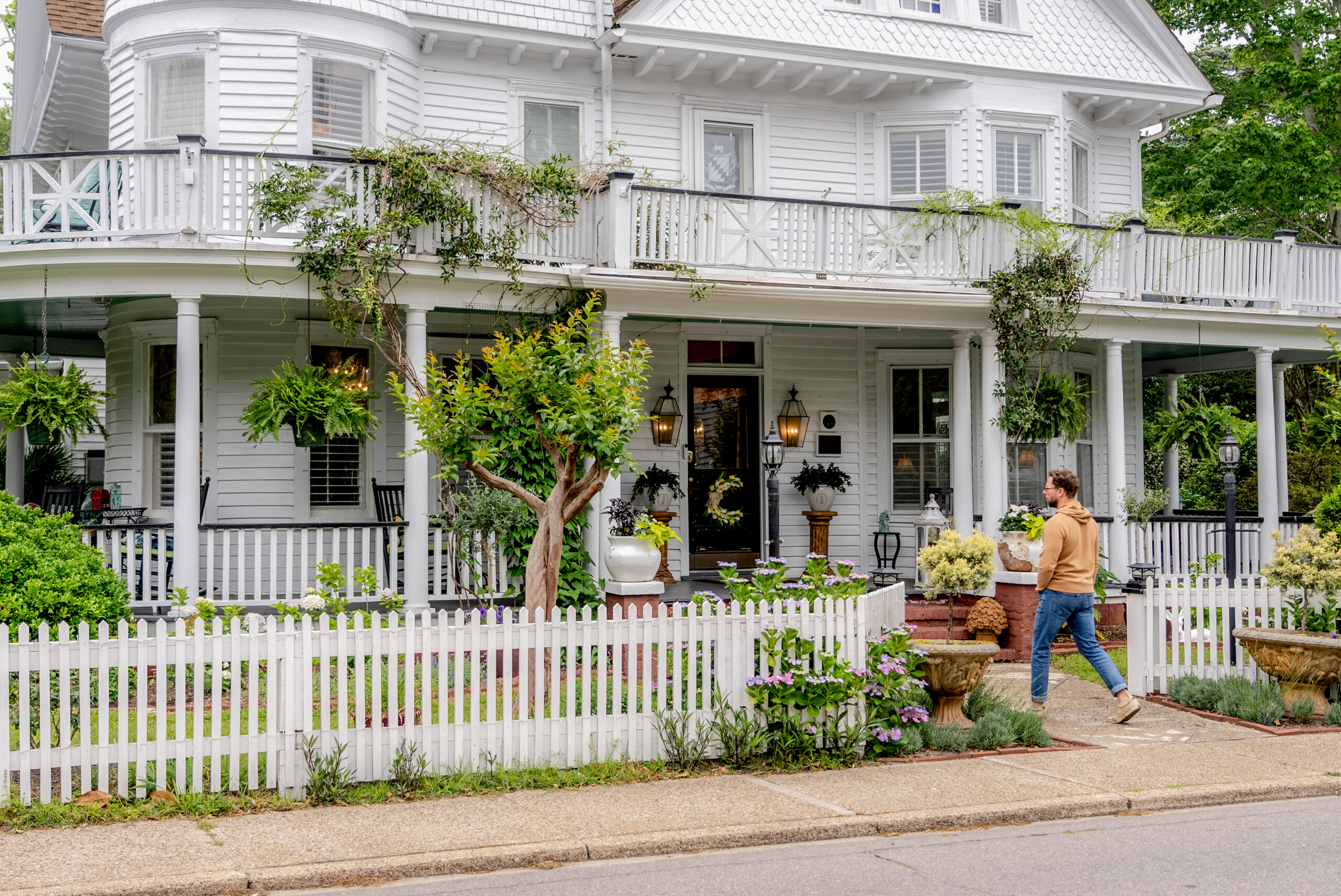 Experience Coastal Charm At White Doe Inn In Manteo, NC